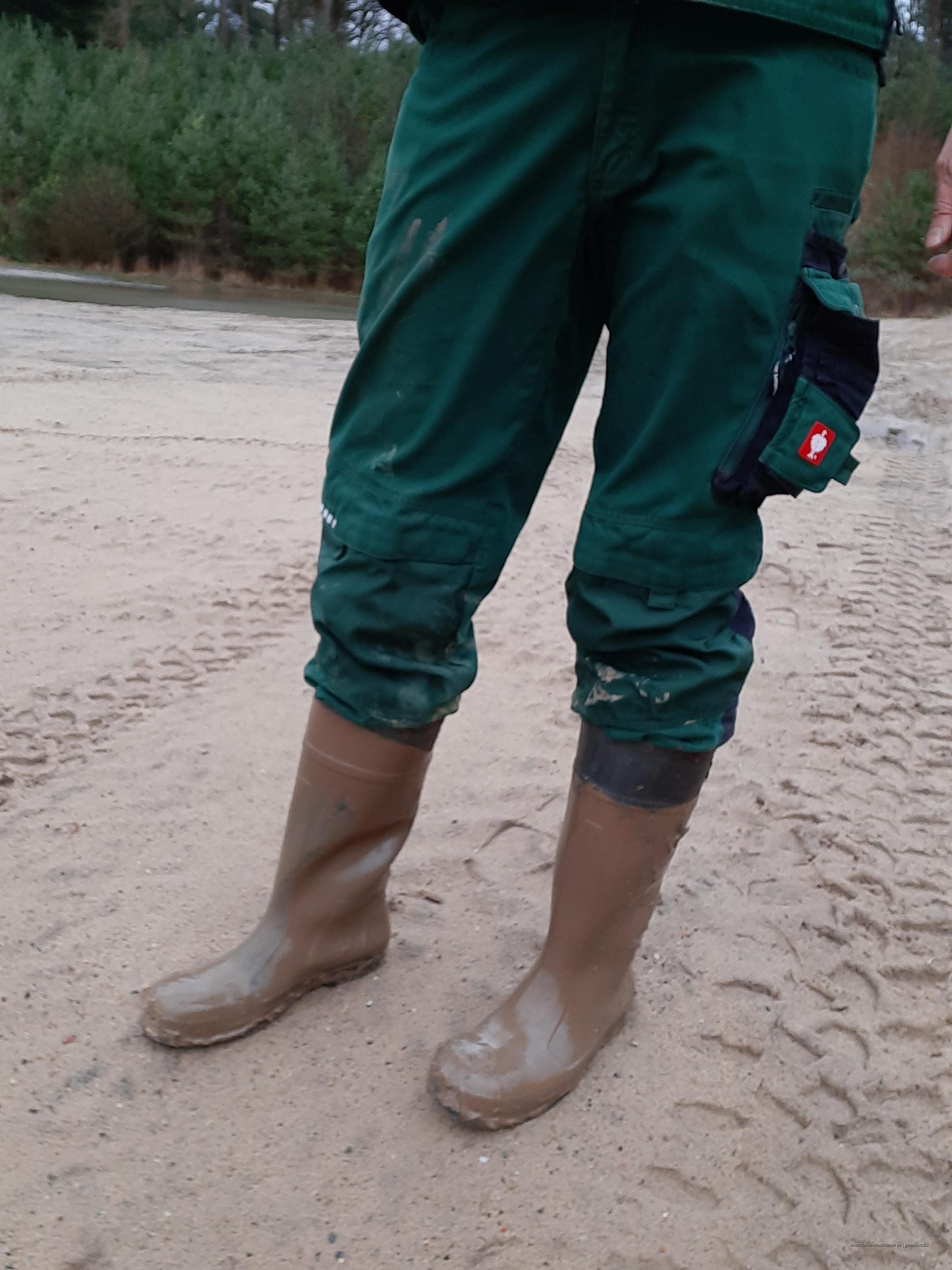 Mit Dunlop Purofort und grünen Engelbert Strauss Klamotten im Schlamm ...