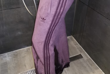 Wetlook-Nicki mit Adidas Hose - Deutscheswetlookforum.de